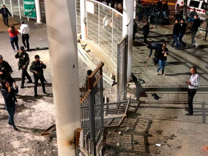 Personas tumban puerta de concierto de la Banda El Recodo (VIDEO)