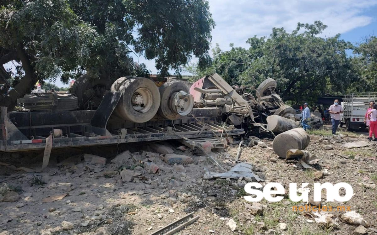Video Tráiler Se Queda Sin Frenos E Impacta Autos Y Negocios En Crucero