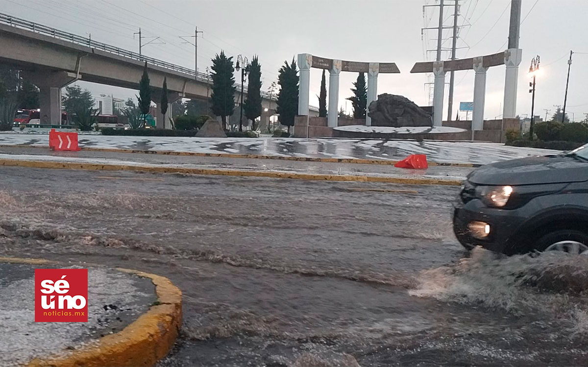 Caos vial y anegaciones: Toluca enfrenta impactante tormenta de granizo