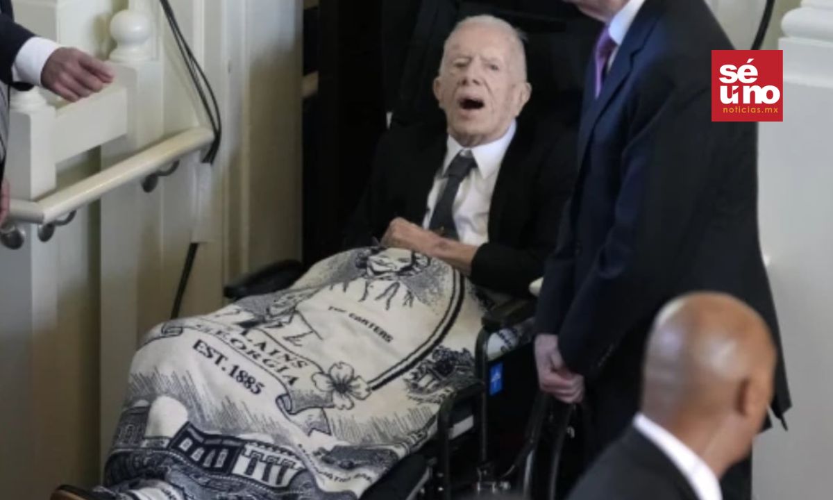Jimmy Carter asiste al último adiós de su esposa Rosalynn; su imagen ...